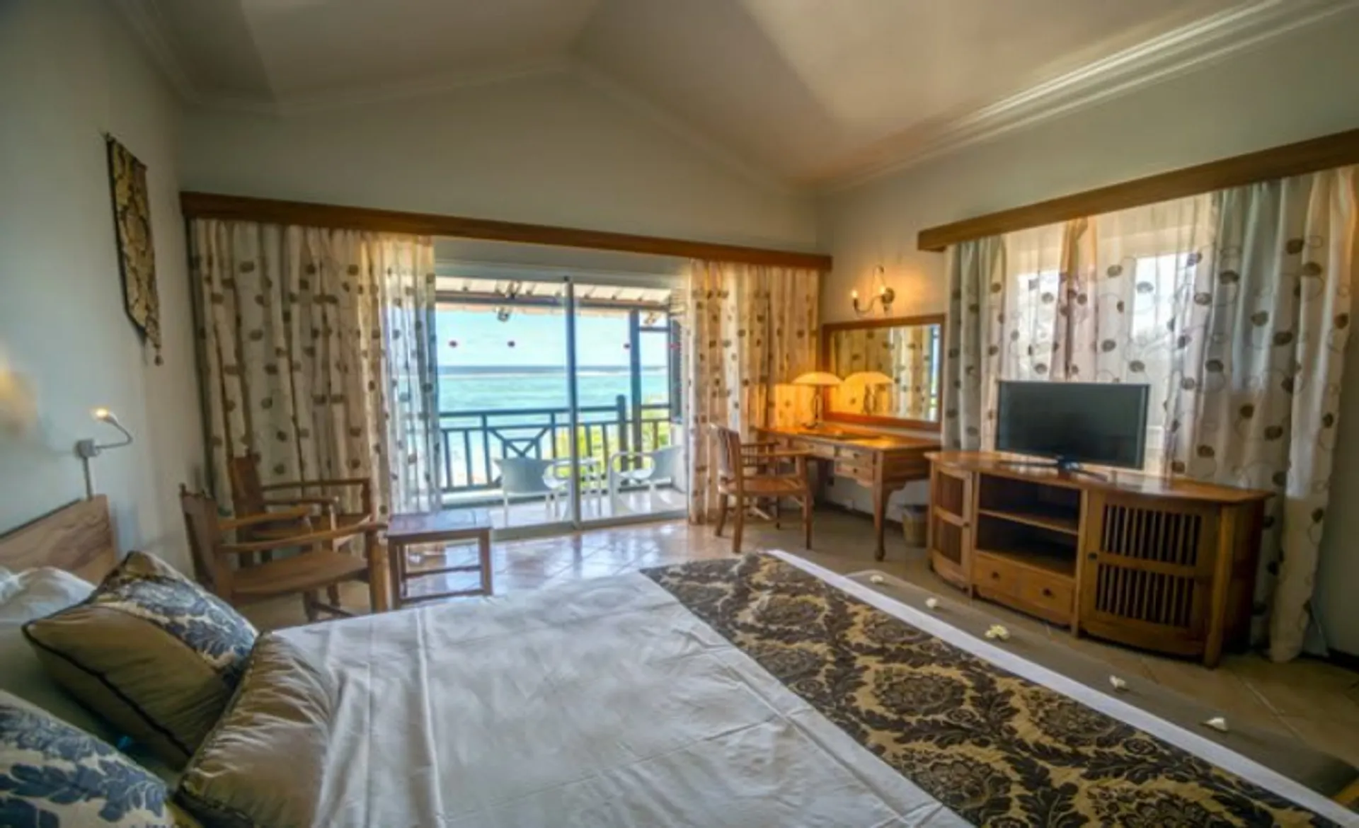 Le Peninsula Bay Beach Resort and Spa - Blue Bay Hotels in Mauritius ...