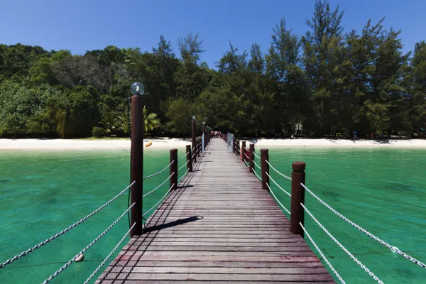 Singapore, Malaysia and Borneo's Orangutans with Manukan Island Beach ...